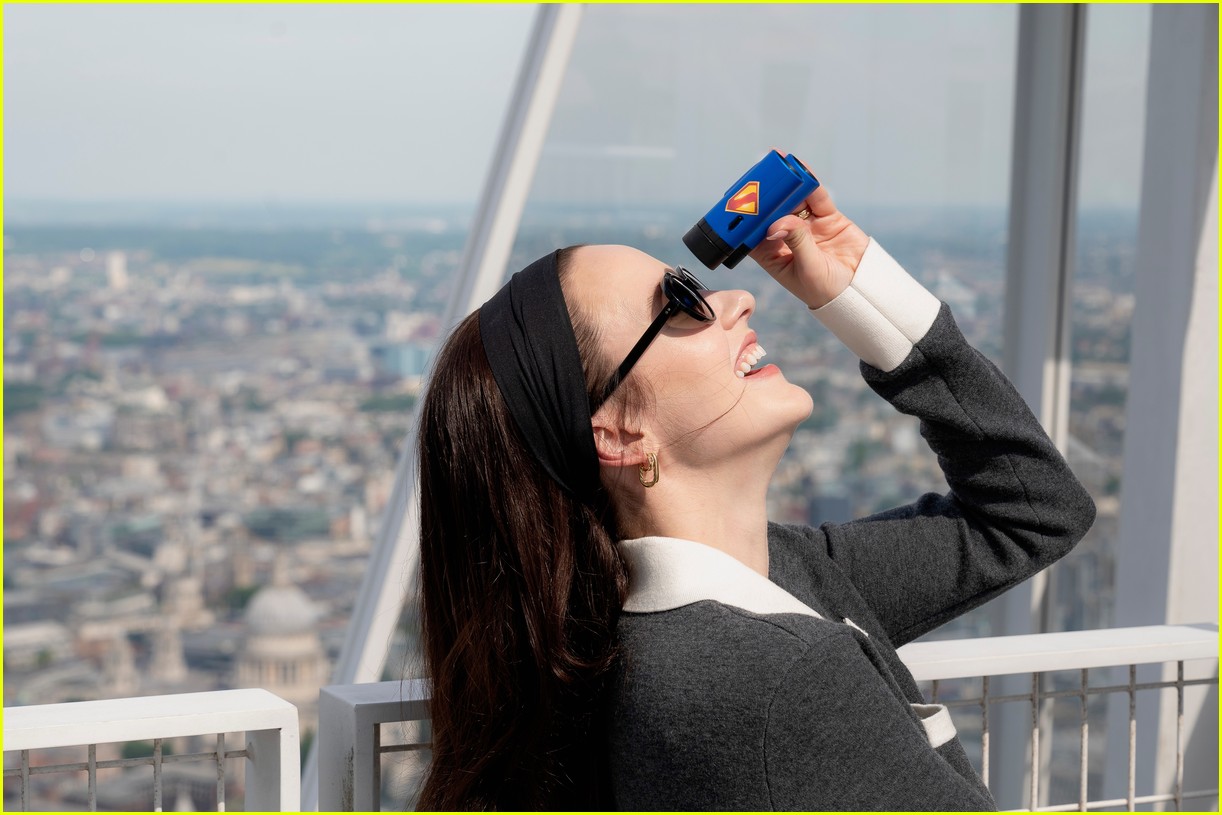 'Superman' Stars Visit London's Shard to See Awesome Statue Spectacle ...