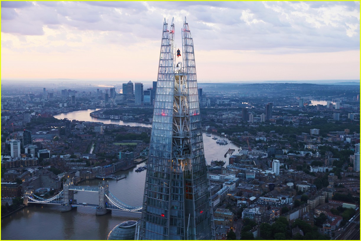 'Superman' Stars Visit London's Shard to See Awesome Statue Spectacle ...