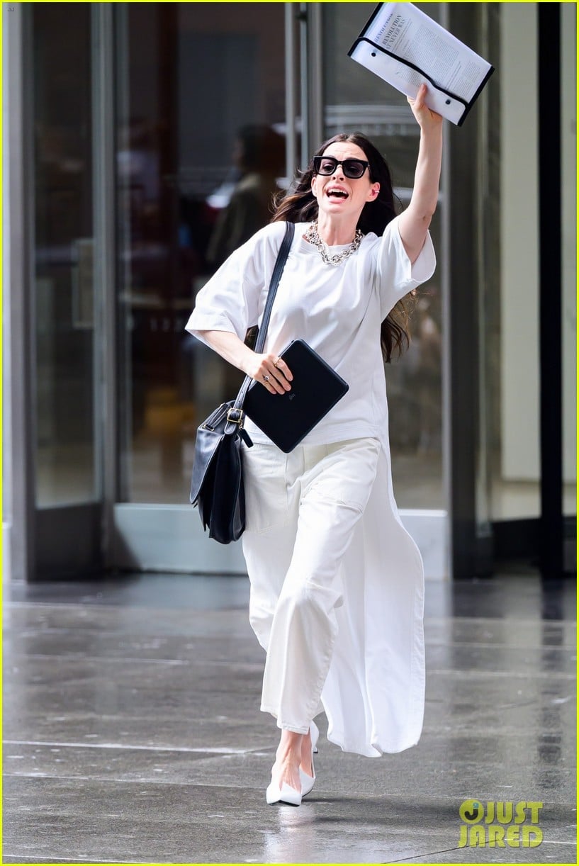 'The Devil Wears Prada 2' Set Photos: Anne Hathaway & Meryl Streep Film Scenes as Andy Sachs ...