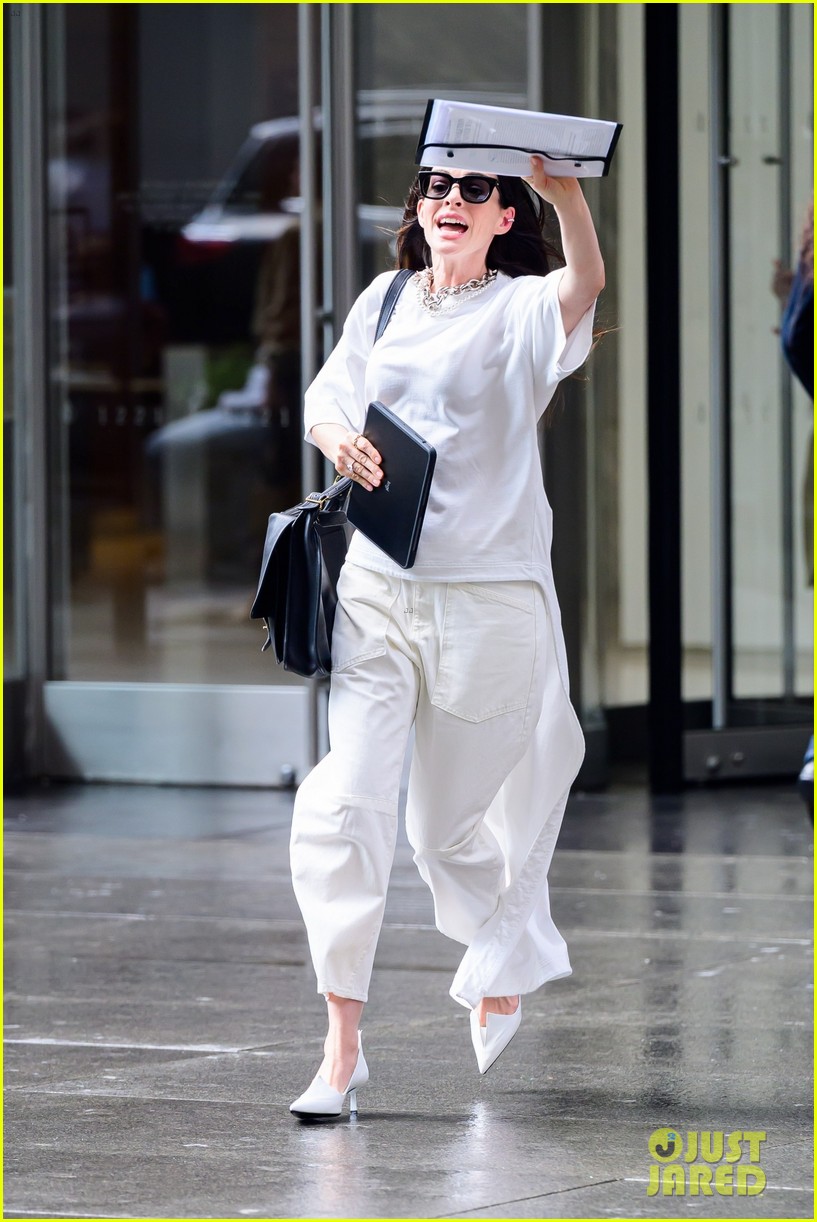 'The Devil Wears Prada 2' Set Photos: Anne Hathaway & Meryl Streep Film Scenes as Andy Sachs ...