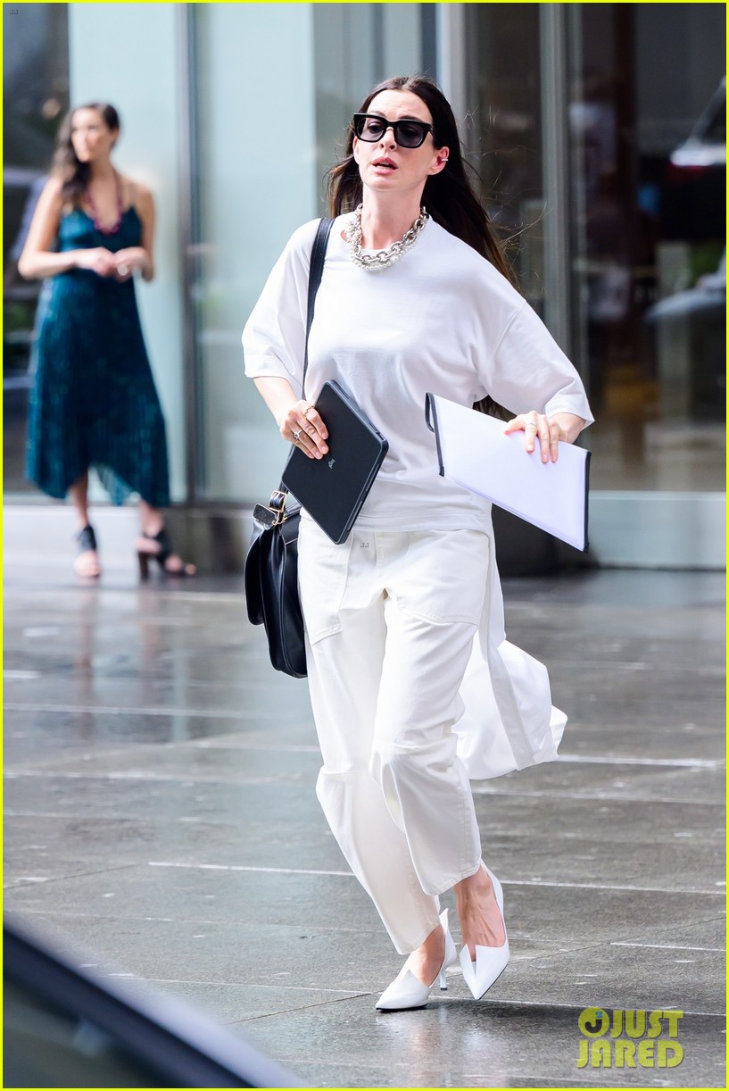 'The Devil Wears Prada 2' Set Photos: Anne Hathaway & Meryl Streep Film Scenes as Andy Sachs ...