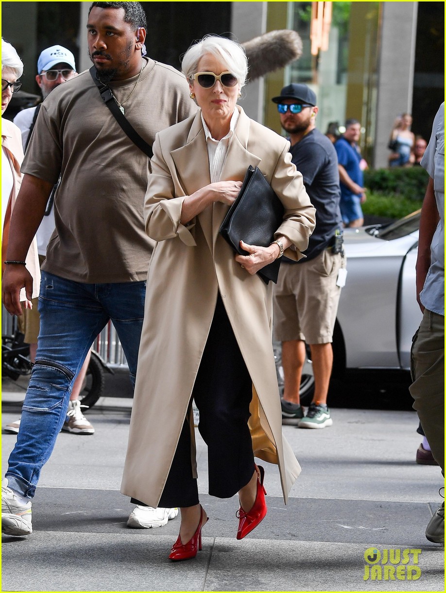 'The Devil Wears Prada 2' Set Photos: Anne Hathaway & Meryl Streep Film Scenes as Andy Sachs ...