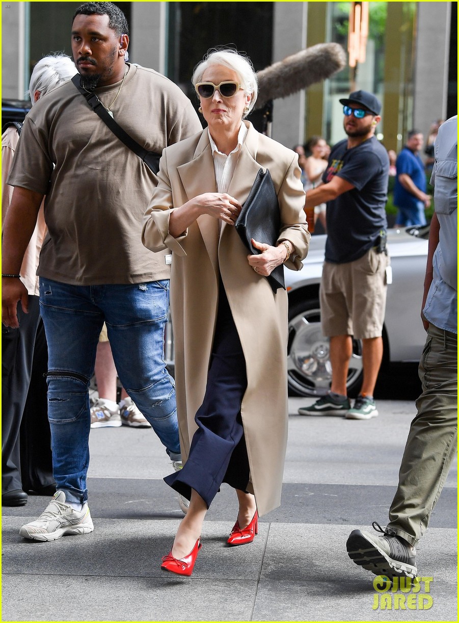 'The Devil Wears Prada 2' Set Photos: Anne Hathaway & Meryl Streep Film Scenes as Andy Sachs ...