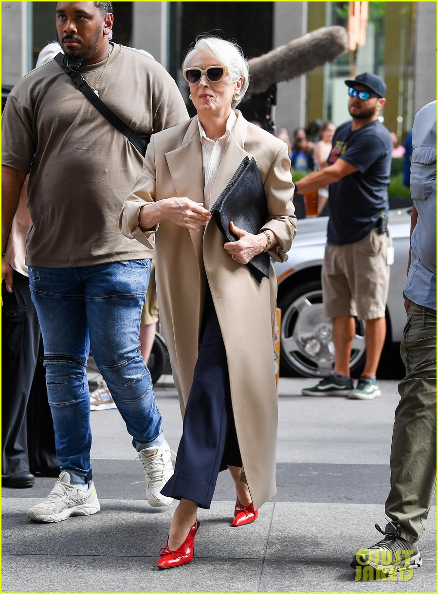 'The Devil Wears Prada 2' Set Photos: Anne Hathaway & Meryl Streep Film Scenes as Andy Sachs ...