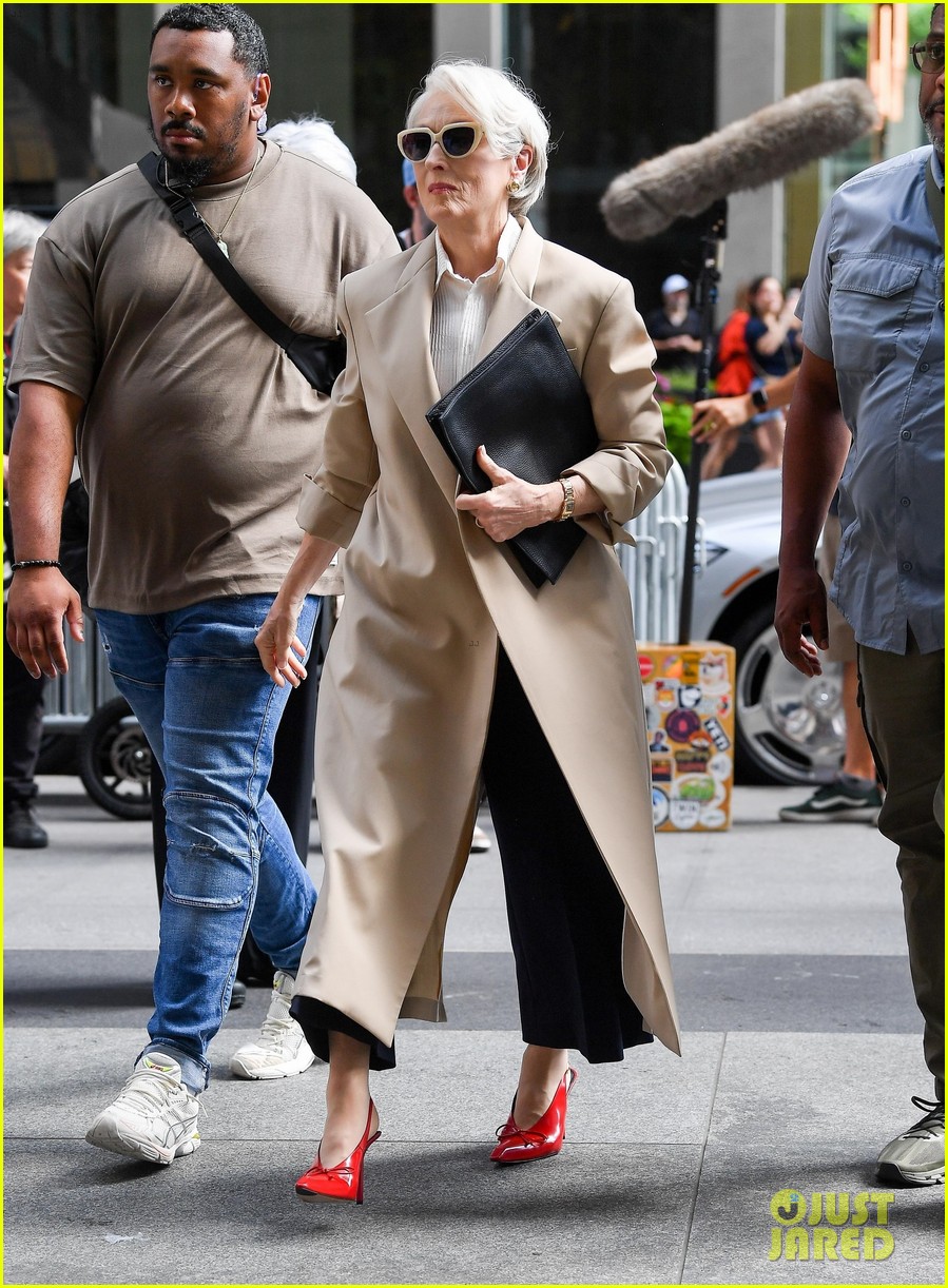 'The Devil Wears Prada 2' Set Photos: Anne Hathaway & Meryl Streep Film Scenes as Andy Sachs ...