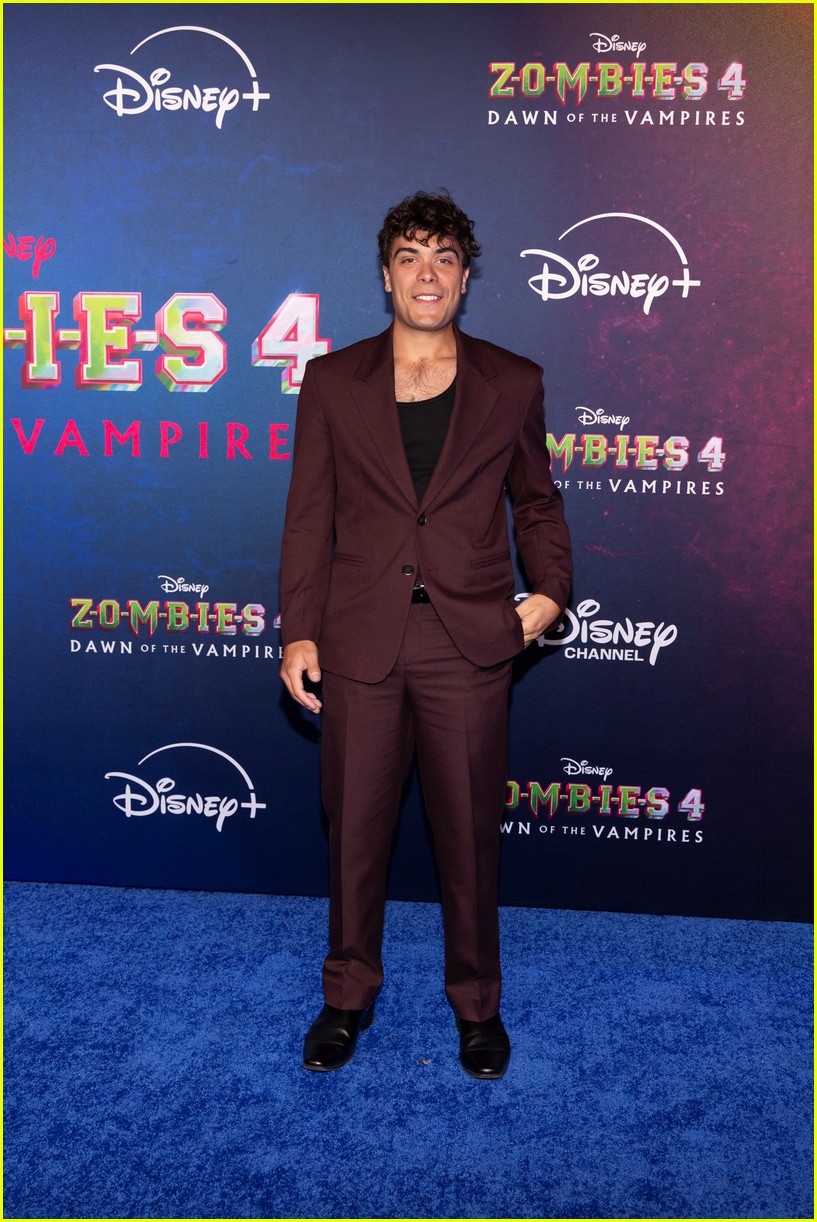 Photo: zombies 4 cast premiere new movie ahead of its debut 30 | Photo ...