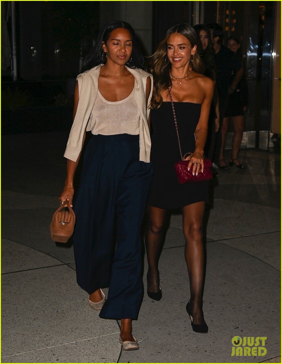 Jessica Alba & New Boyfriend Danny Ramirez Grab Dinner with Her Friends ...