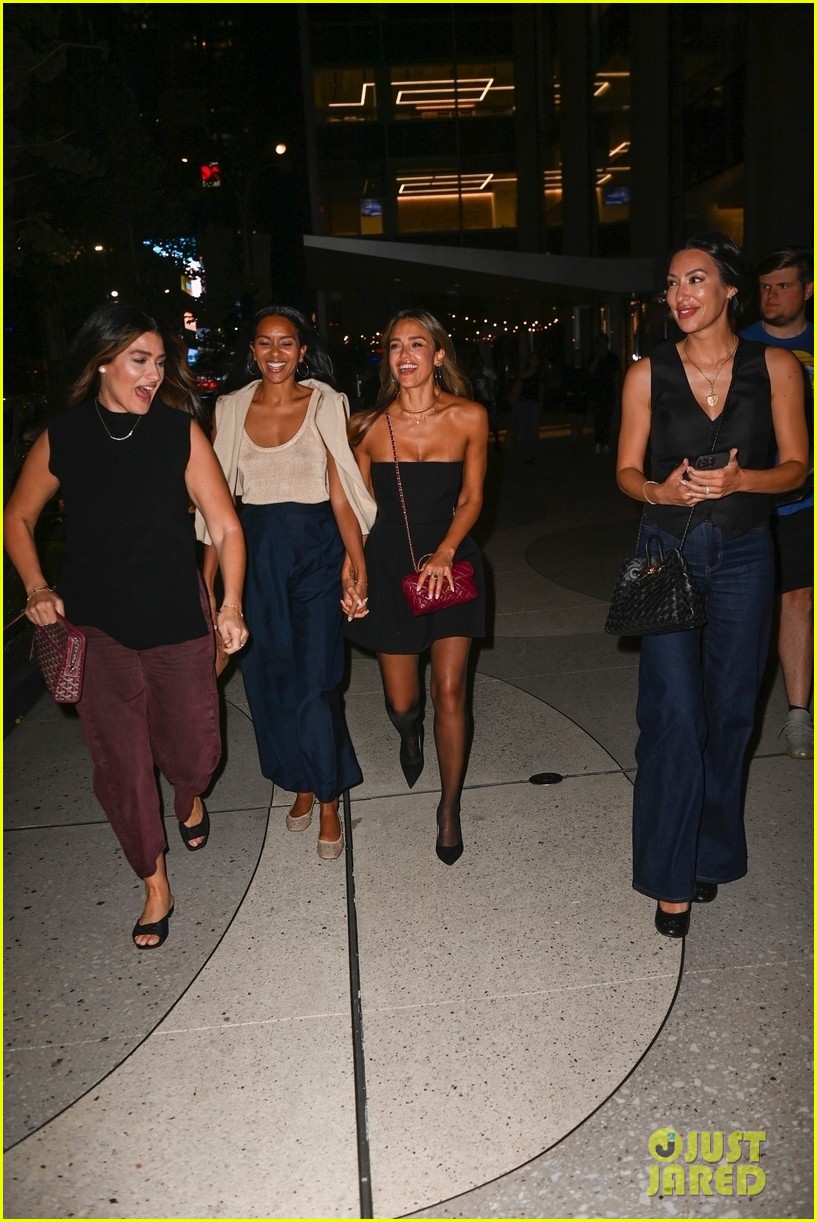 Jessica Alba & New Boyfriend Danny Ramirez Grab Dinner with Her Friends ...