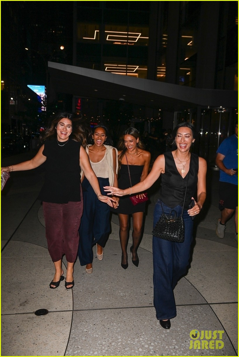 Jessica Alba & New Boyfriend Danny Ramirez Grab Dinner with Her Friends ...