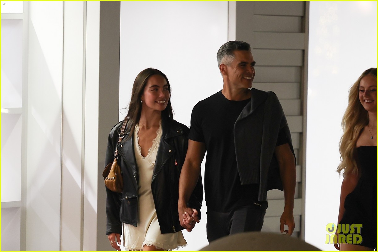 Jessica Alba's Estranged Husband Cash Warren Flaunts PDA with Model ...