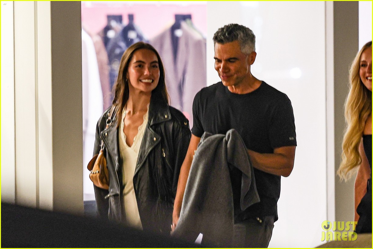 Jessica Alba's Estranged Husband Cash Warren Flaunts PDA with Model ...