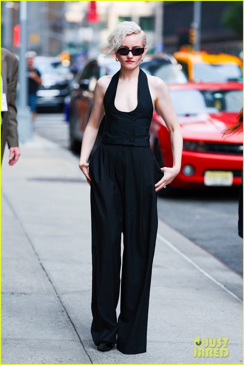 Julia Garner's Husband Mark Foster Joins Her on 'Weapons' Press Tour in ...