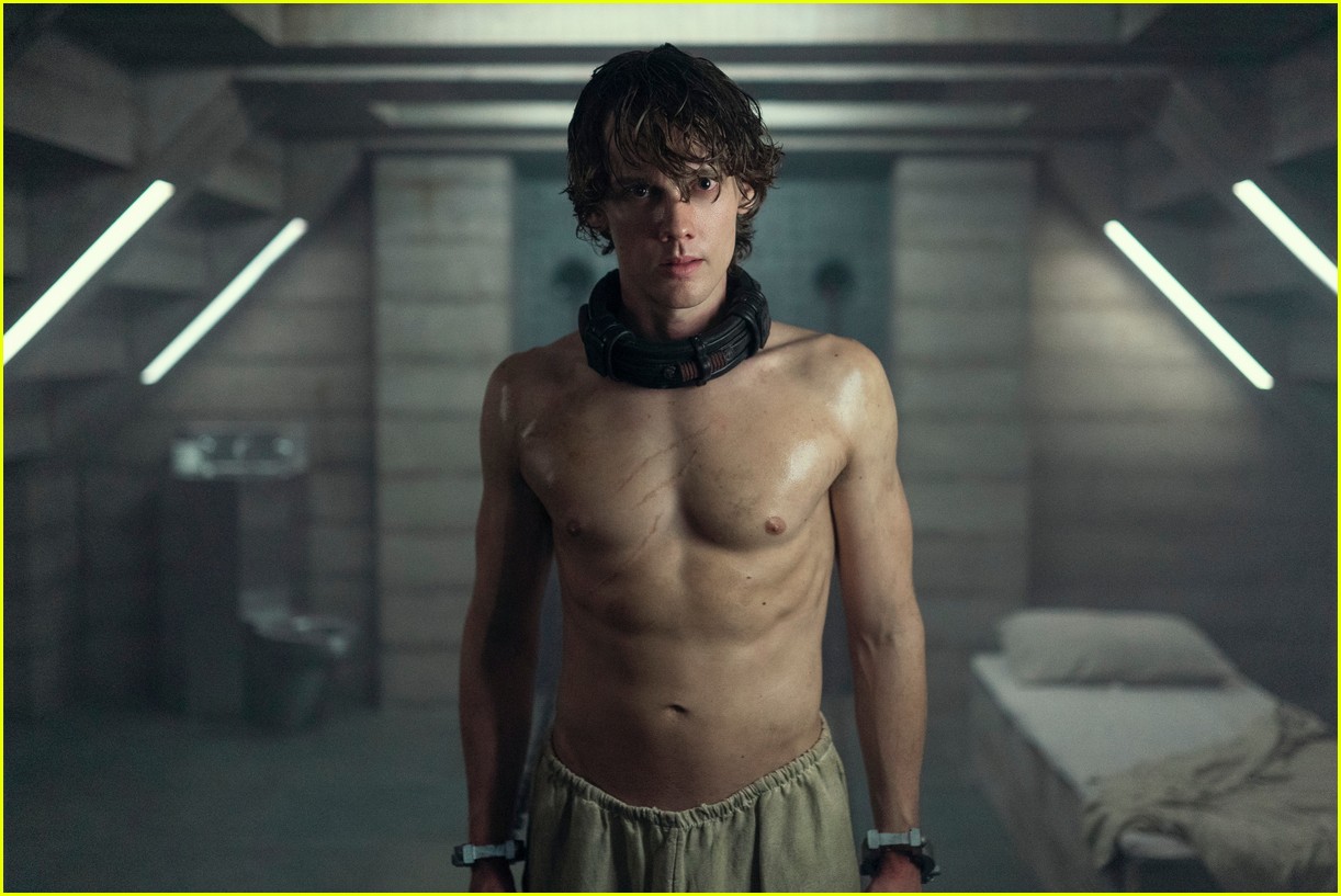 Hunter Doohan's Fully Shirtless Performance in 'Wednesday' Season 2 Is ...