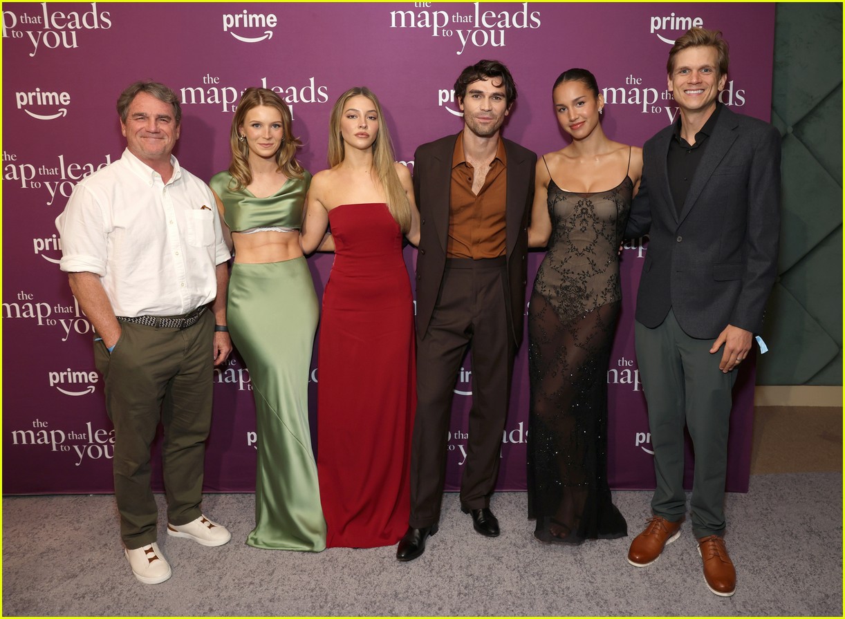 Madelyn Cline Brings Parents to 'The Map That Leads to You' Premiere ...