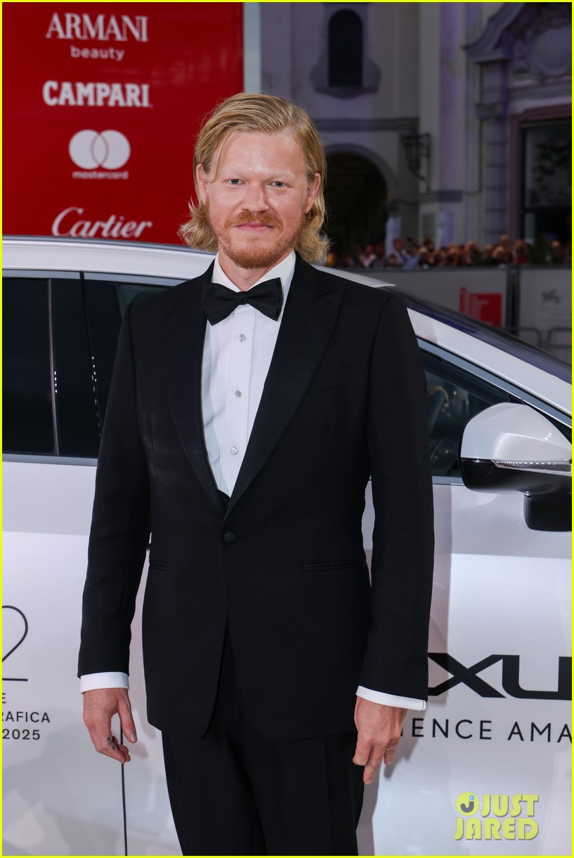 Emma Stone Gets Support from Husband Dave McCary at 'Bugonia' Premiere ...