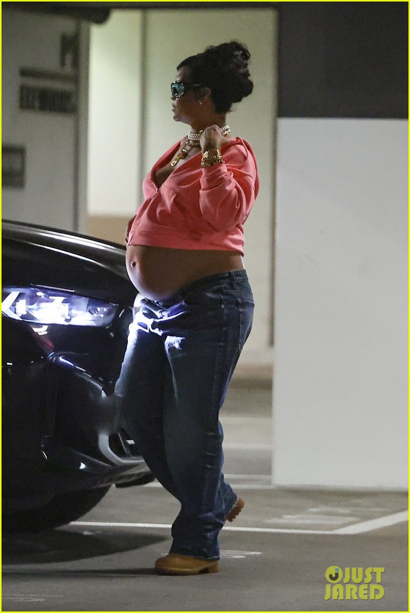 Pregnant Rihanna Puts Baby Bump on Display in Pink Cropped Sweatshirt ...