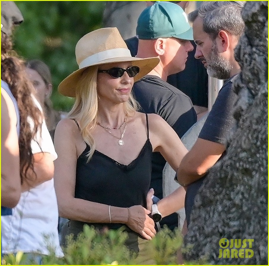 Sarah Michelle Gellar Spotted Behind the Camera on Set of 'Buffy the ...