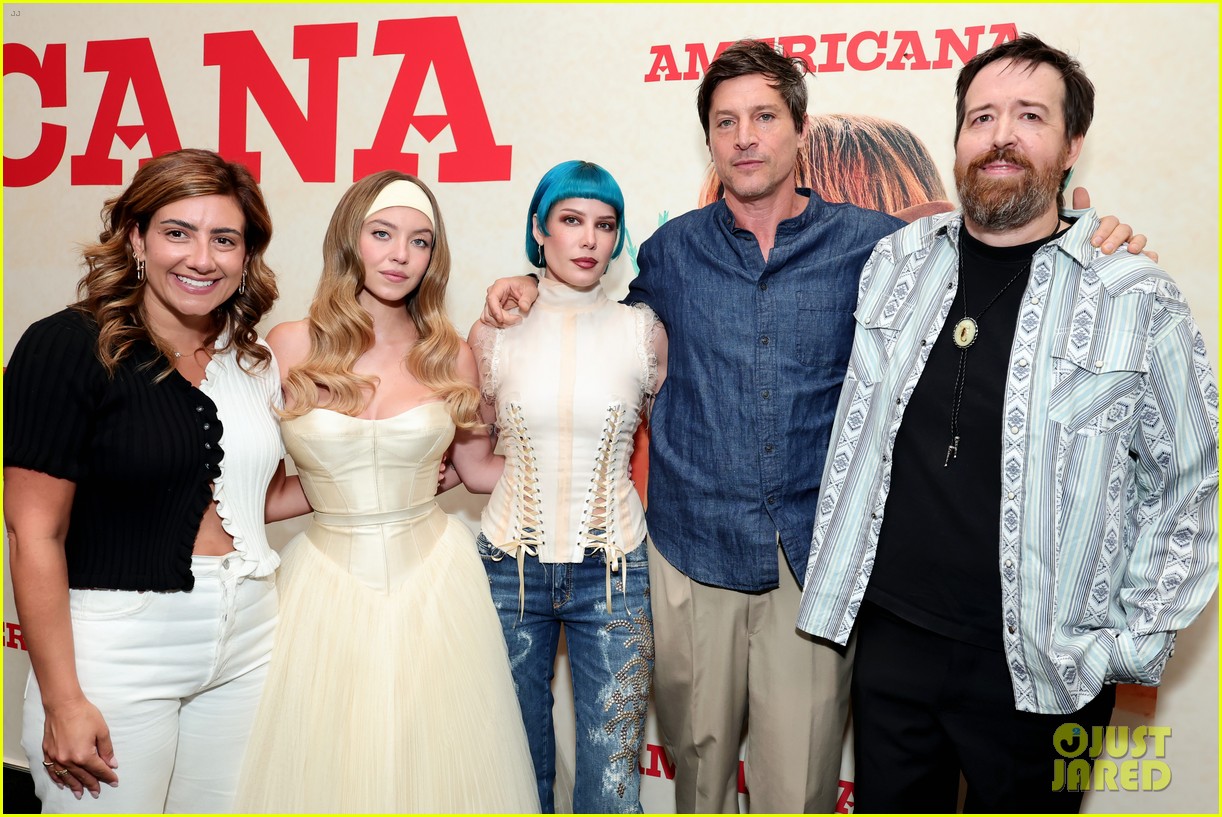 Sydney Sweeney Joins Co-Stars Halsey & Simon Rex at 'Americana' Premiere: Photo 5187676 | Simon ...