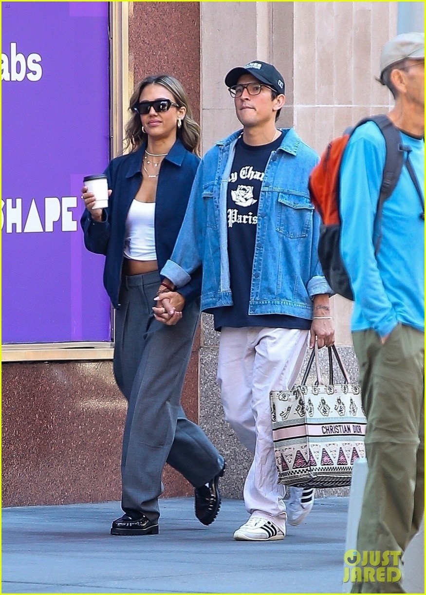 Jessica Alba & Boyfriend Danny Ramirez Share Sweet Kisses While ...