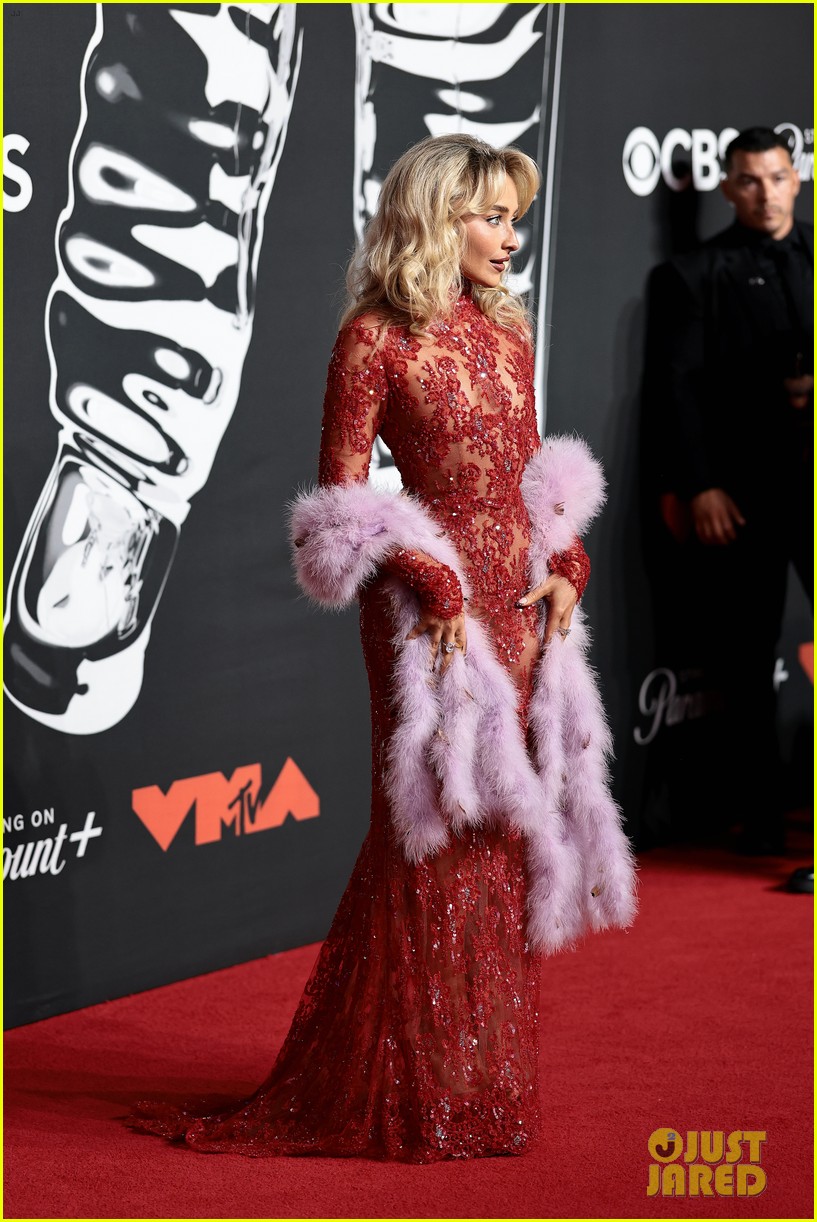 Ariana Grande & Sabrina Carpenter's History Revealed After VMAs 2025 Moment: They Actually Go ...