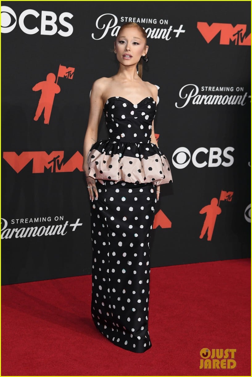 Ariana Grande & Sabrina Carpenter's History Revealed After VMAs 2025 Moment: They Actually Go ...