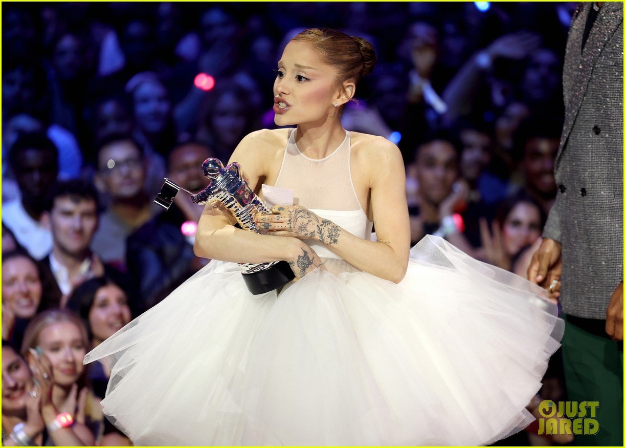 Ariana Grande Teases Upcoming Tour While Accepting Video of the Year at MTV VMAs 2025 - Watch ...