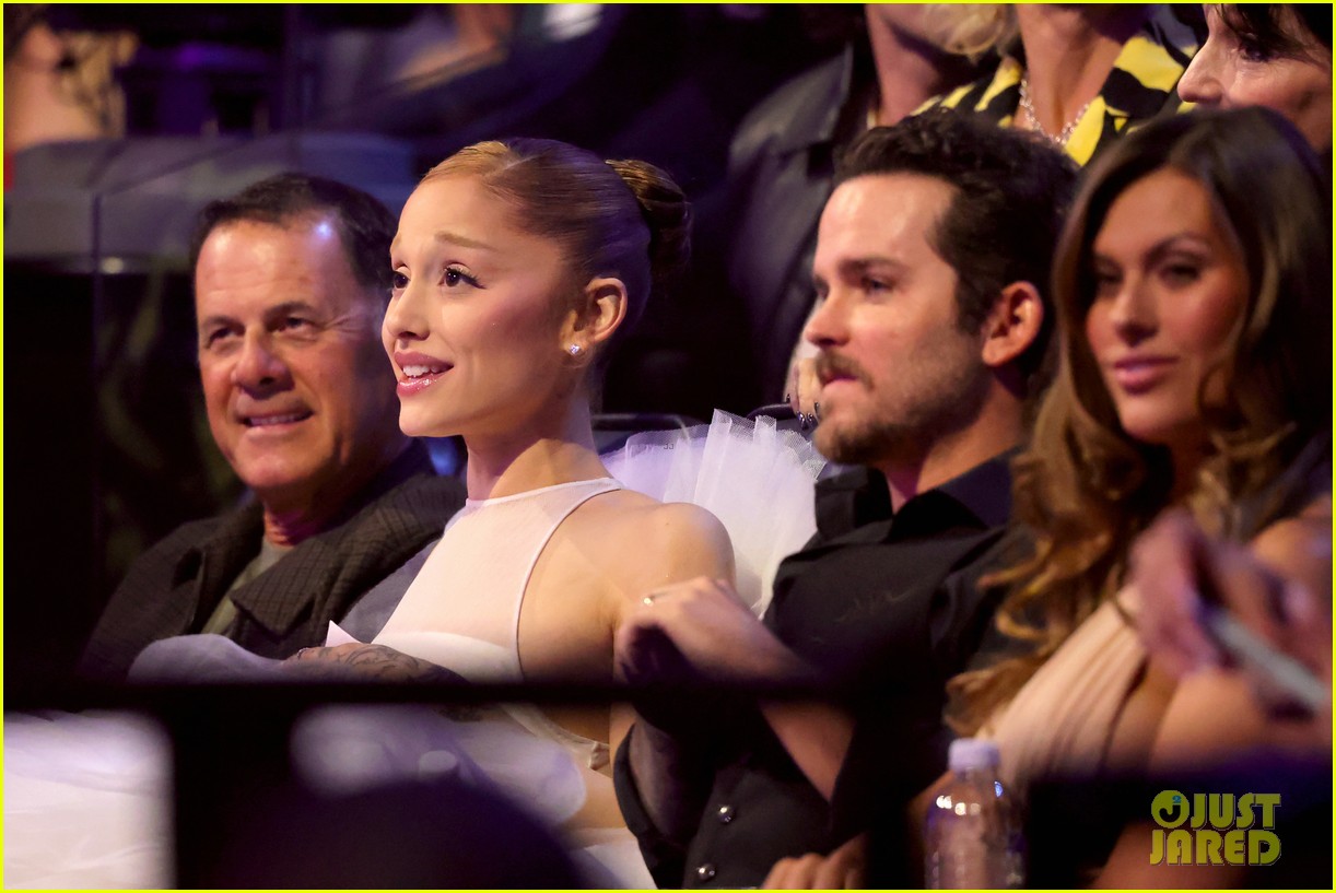 Ariana Grande Teases Upcoming Tour While Accepting Video of the Year at MTV VMAs 2025 - Watch ...