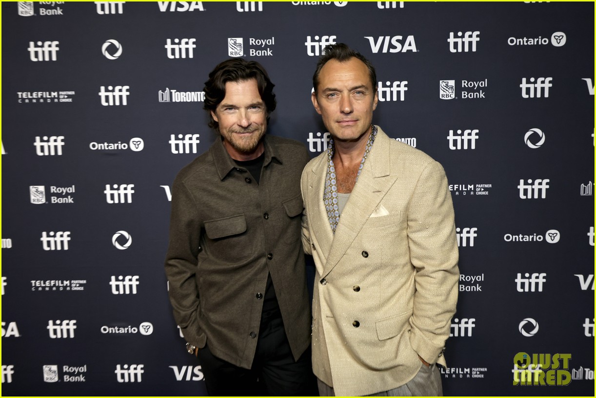 Jason Bateman Gets Support from Wife Amanda Anka & Their Daughters at ...