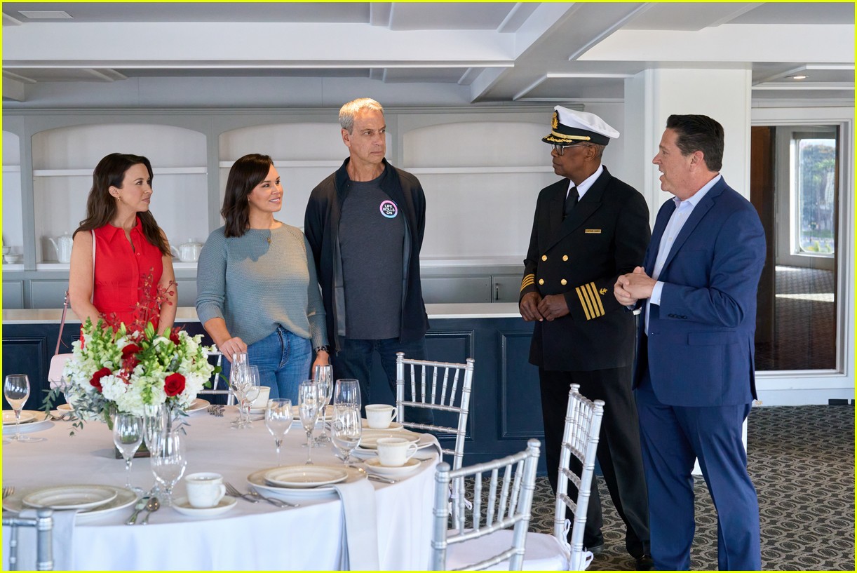 Lacey Chabert Gushes About Her Hallmark Co-Stars When Asked Who ...