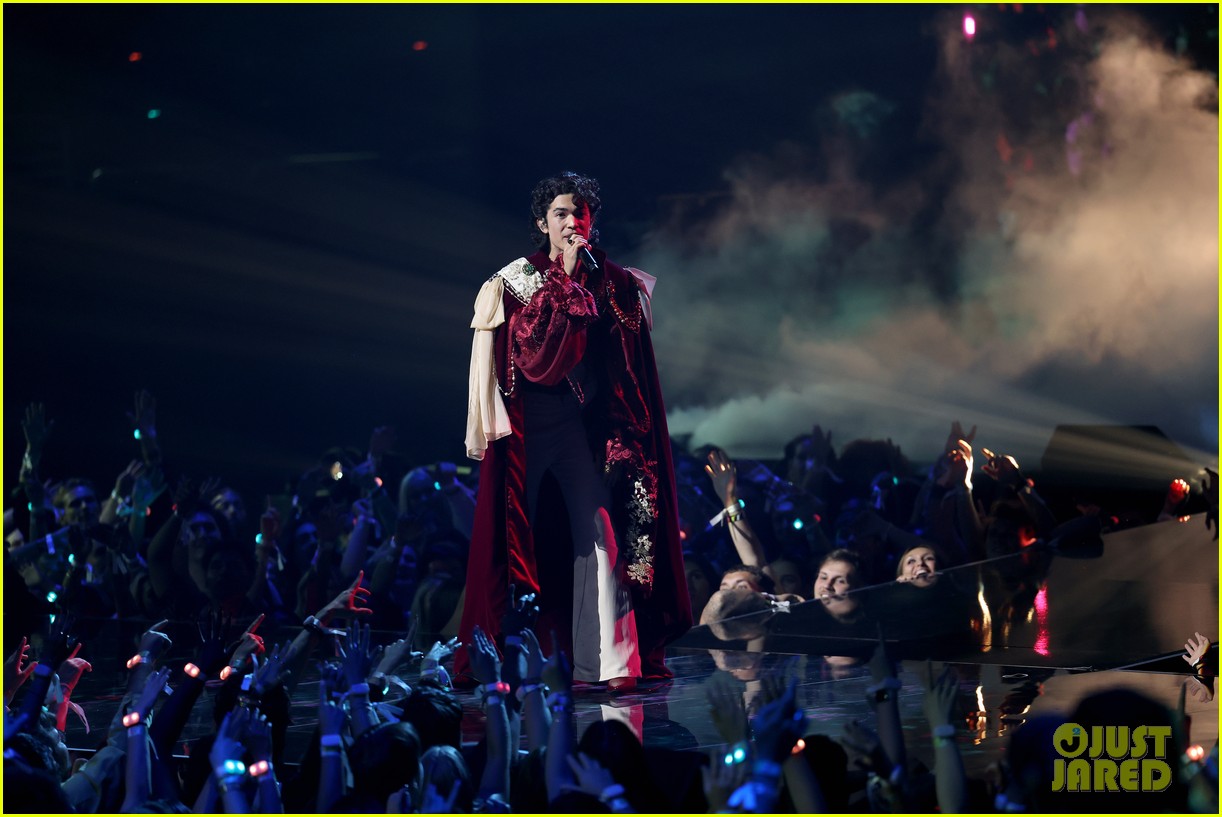 Conan Gray Gives Romeo & Juliet Themed Performance of 'Vodka Cranberry ...