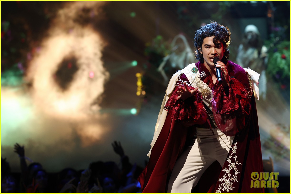 Conan Gray Gives Romeo & Juliet Themed Performance of 'Vodka Cranberry ...