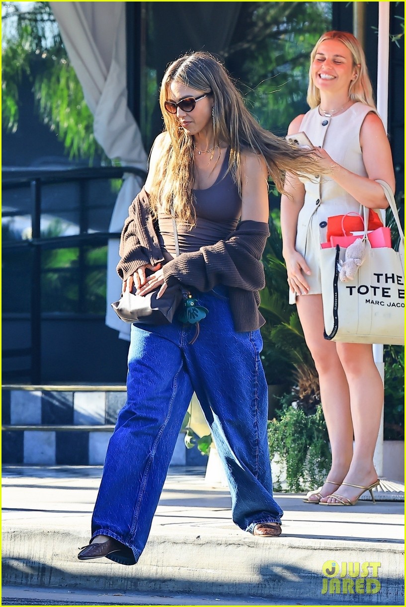 Dakota Johnson & Jessica Alba Grab Lunch Together: Photo 5200664 ...