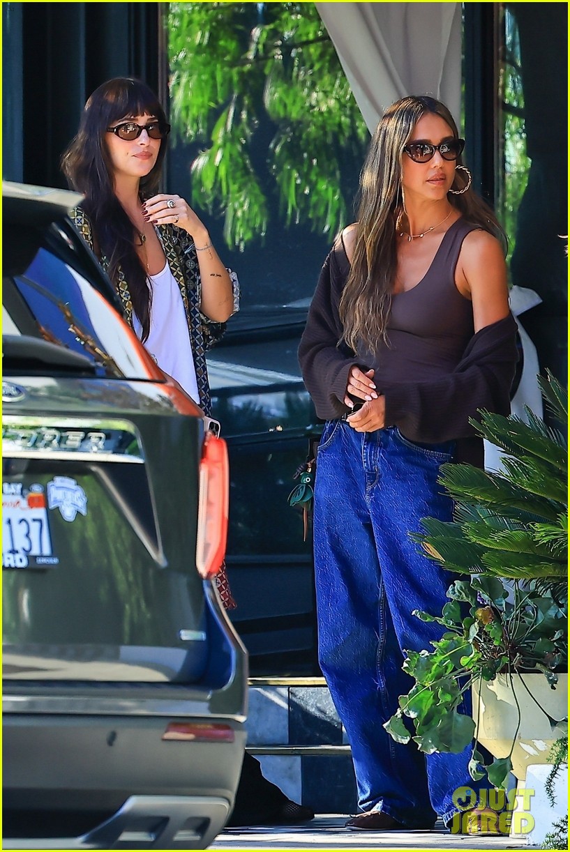 Dakota Johnson & Jessica Alba Grab Lunch Together: Photo 5200665 ...