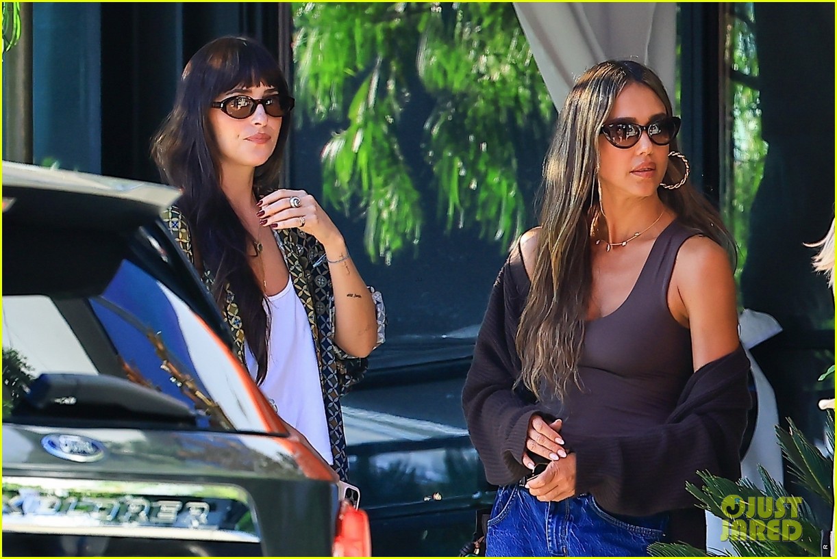 Dakota Johnson & Jessica Alba Grab Lunch Together: Photo 5200666 ...
