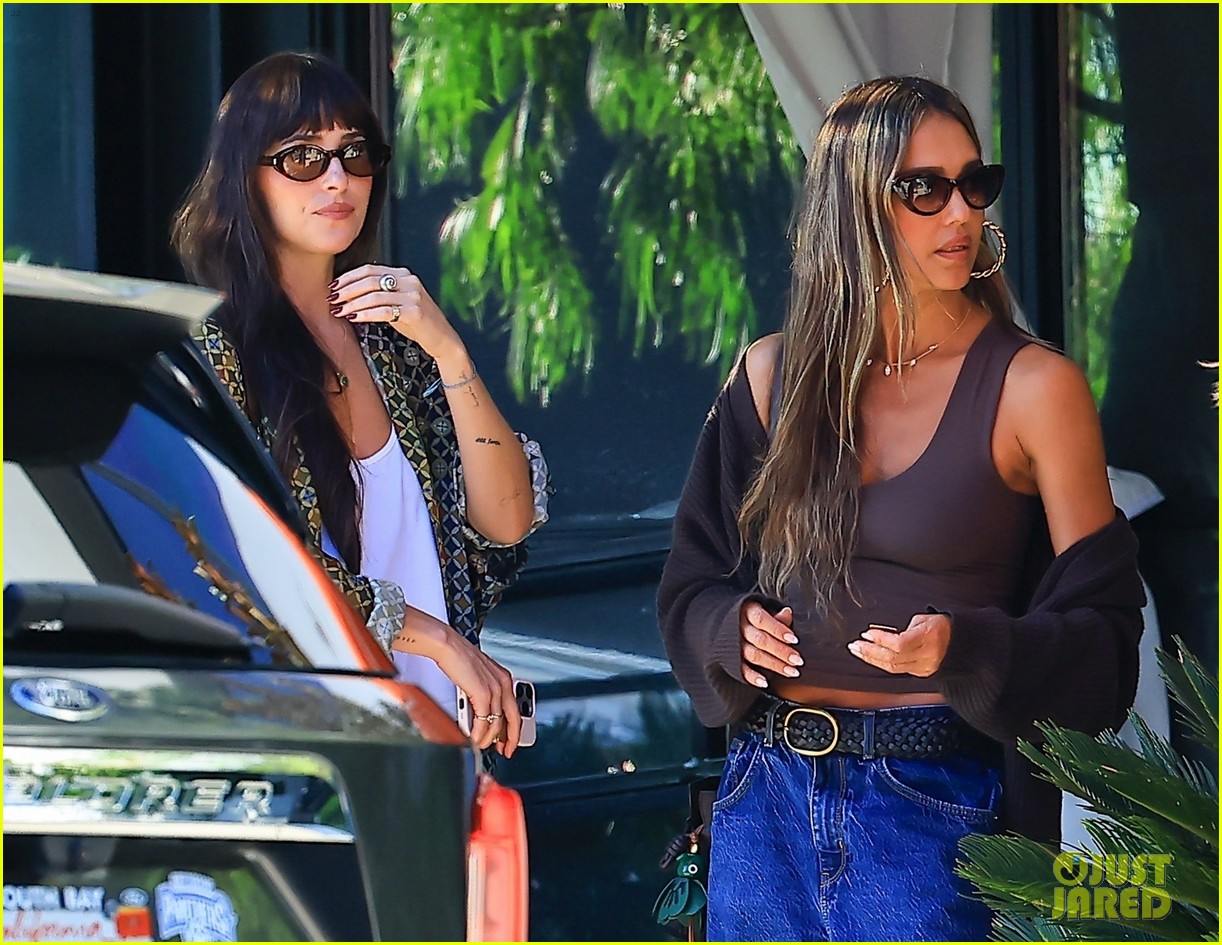 Dakota Johnson & Jessica Alba Grab Lunch Together: Photo 5200677 ...