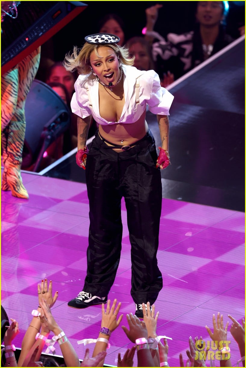 Doja Cat Performs New Single 'Jealous Type' at MTV VMAs 2025 - Watch ...