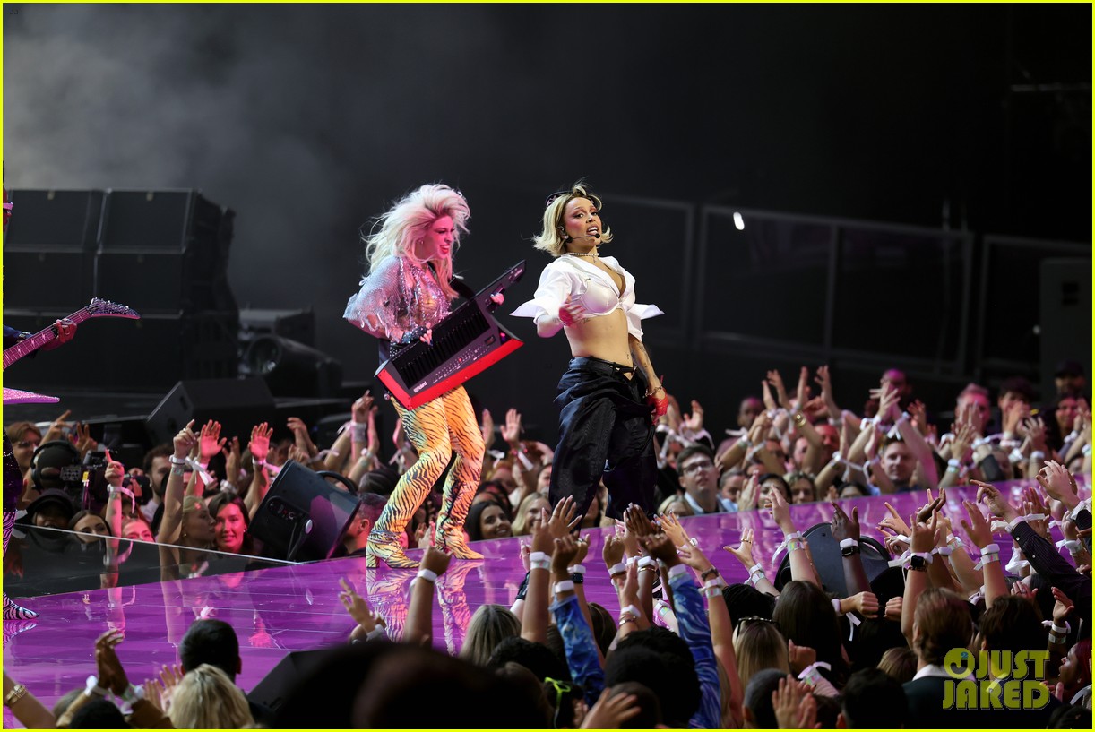 Doja Cat Performs New Single 'Jealous Type' at MTV VMAs 2025 - Watch ...