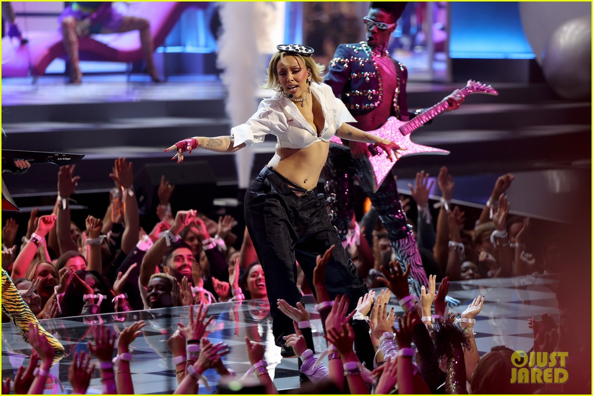 Doja Cat Performs New Single 'Jealous Type' at MTV VMAs 2025 - Watch ...
