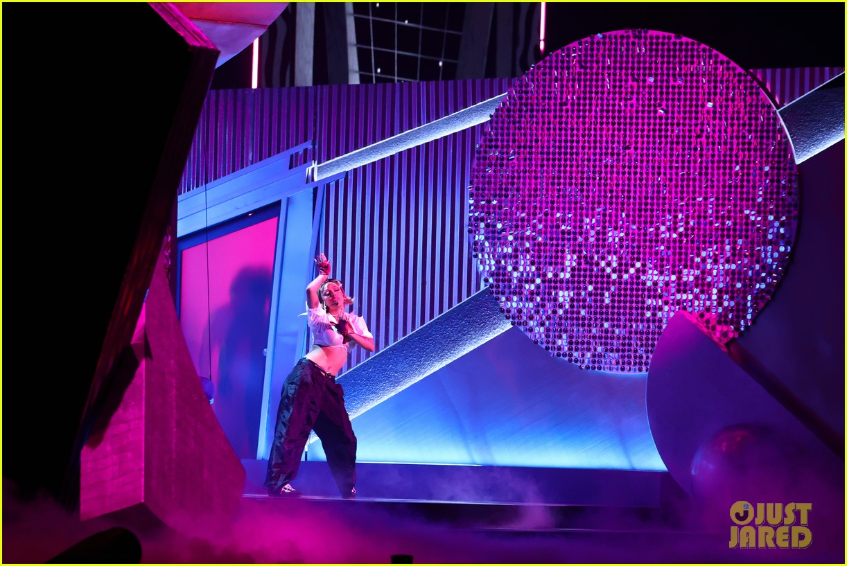 Doja Cat Performs New Single 'Jealous Type' at MTV VMAs 2025 - Watch ...