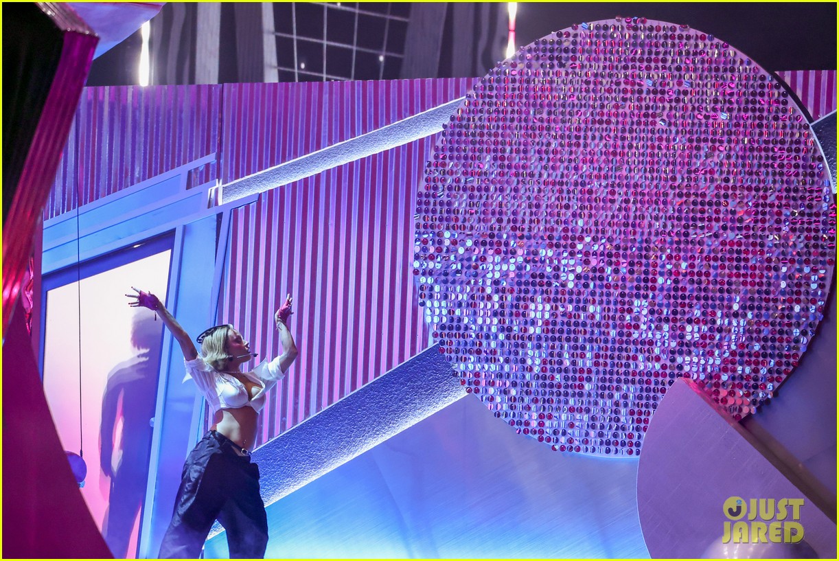 Doja Cat Performs New Single 'Jealous Type' at MTV VMAs 2025 - Watch ...