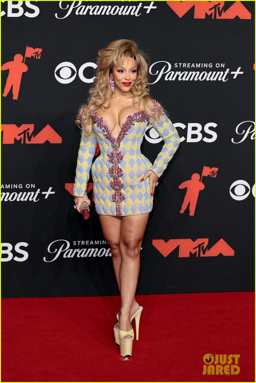 Doja Cat Kicks Off VMAs 2025 Red Carpet Carrying a $6,000 Lipstick Clutch: Photo 5198595 ...