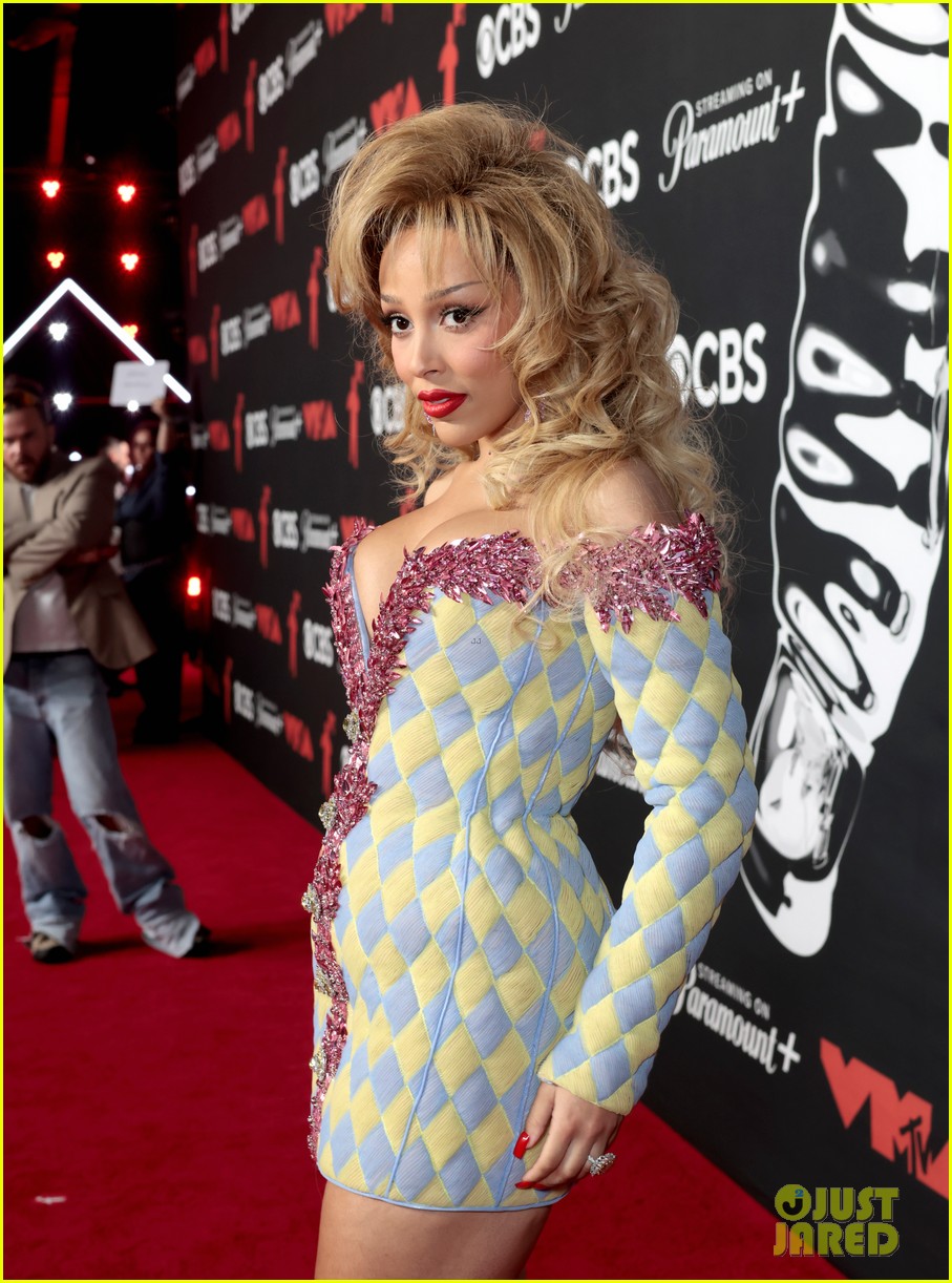 Doja Cat Kicks Off VMAs 2025 Red Carpet Carrying a $6,000 Lipstick ...
