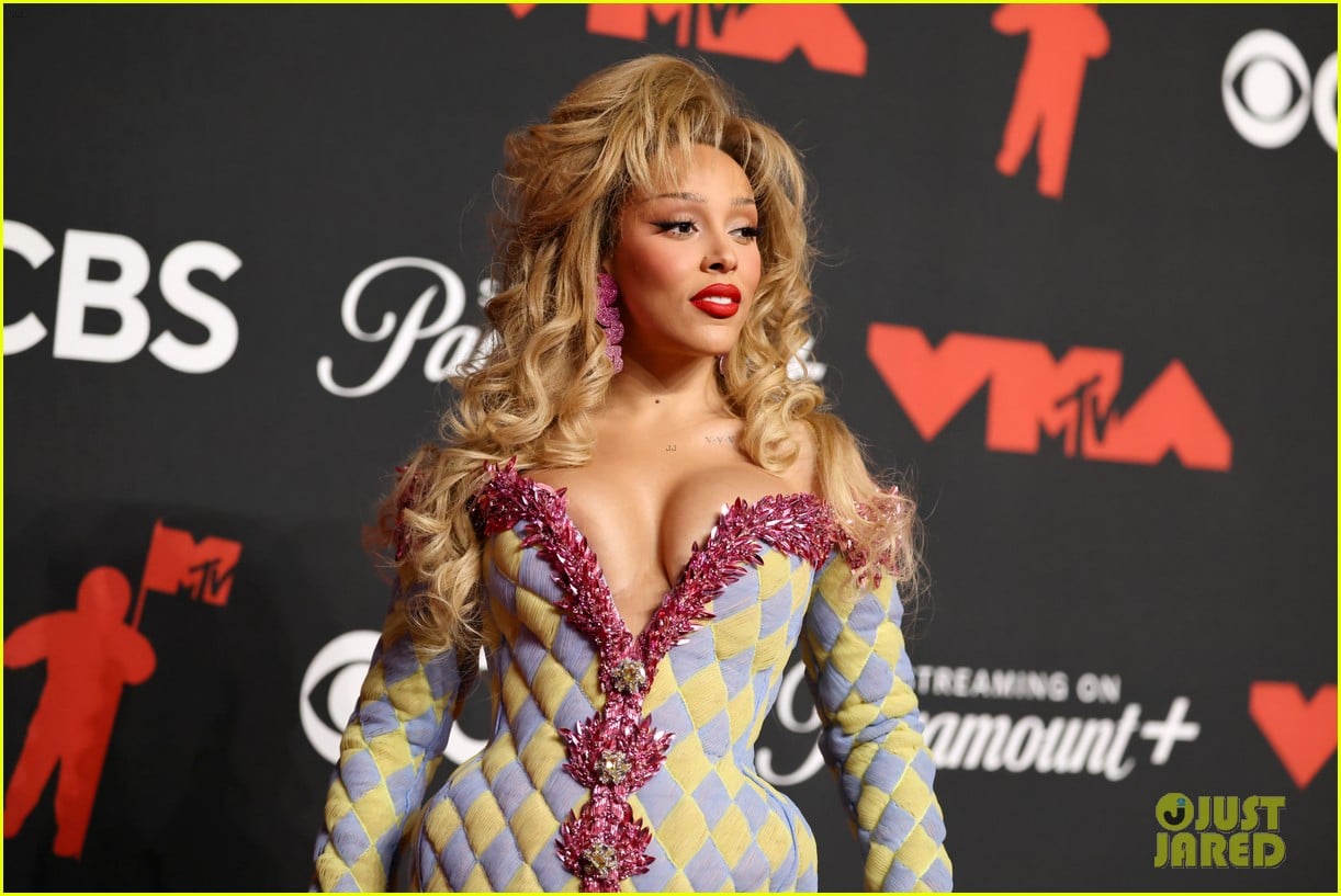 Doja Cat Kicks Off VMAs 2025 Red Carpet Carrying a $6,000 Lipstick Clutch: Photo 5198619 ...