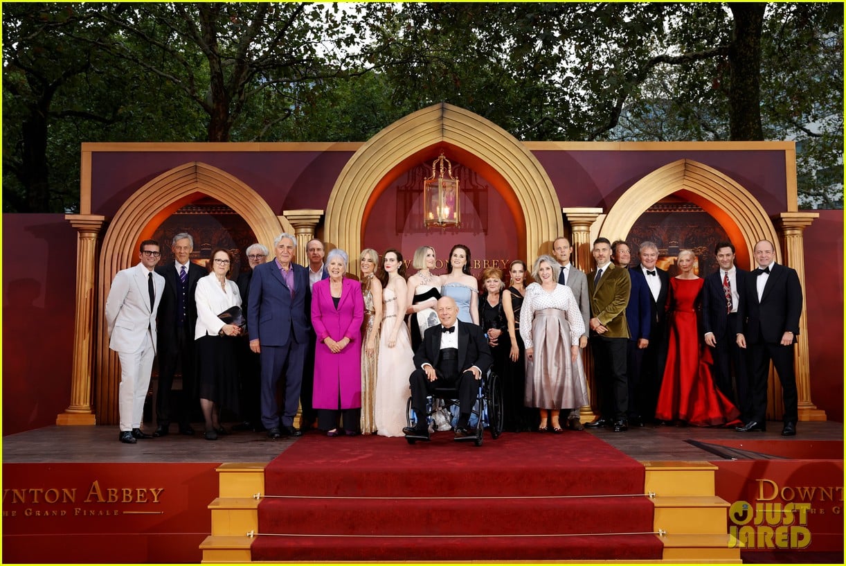 'Downton Abbey' Cast Joins Creator Julian Fellowes on Red Carpet for ...