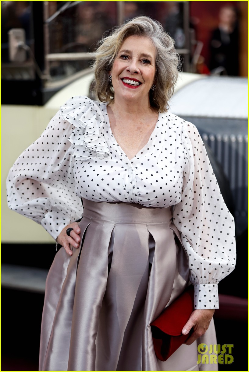 'Downton Abbey' Cast Joins Creator Julian Fellowes on Red Carpet for ...