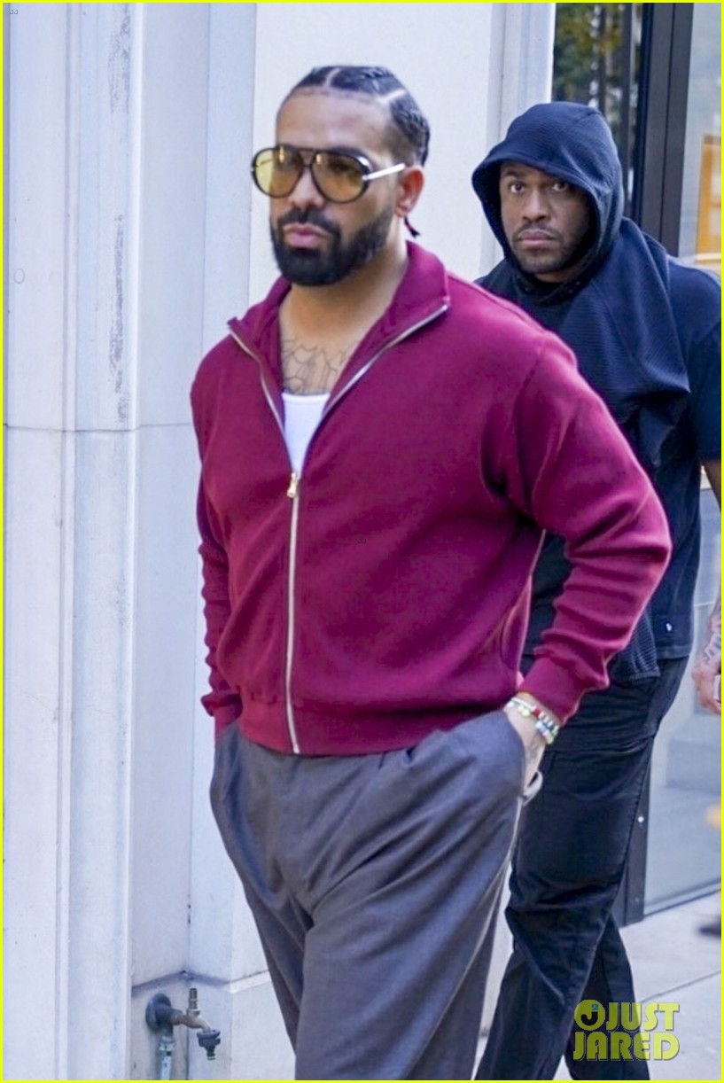 Drake Steps Out for Casual Shopping Trip & Dinner in Paris: Photo ...