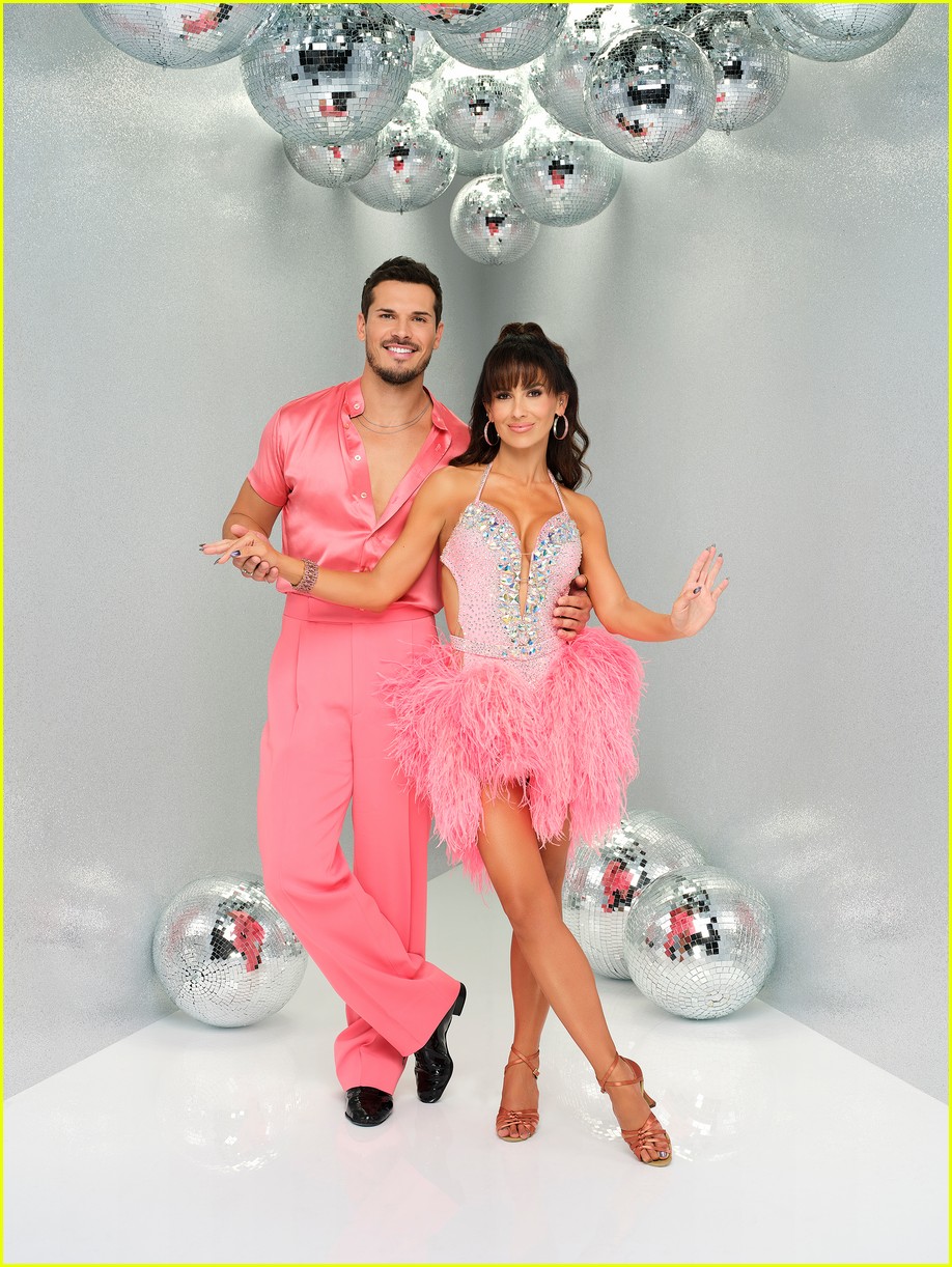 'DWTS' 2025 Cast Gets Official Portraits, Except One Celebrity Pairing ...