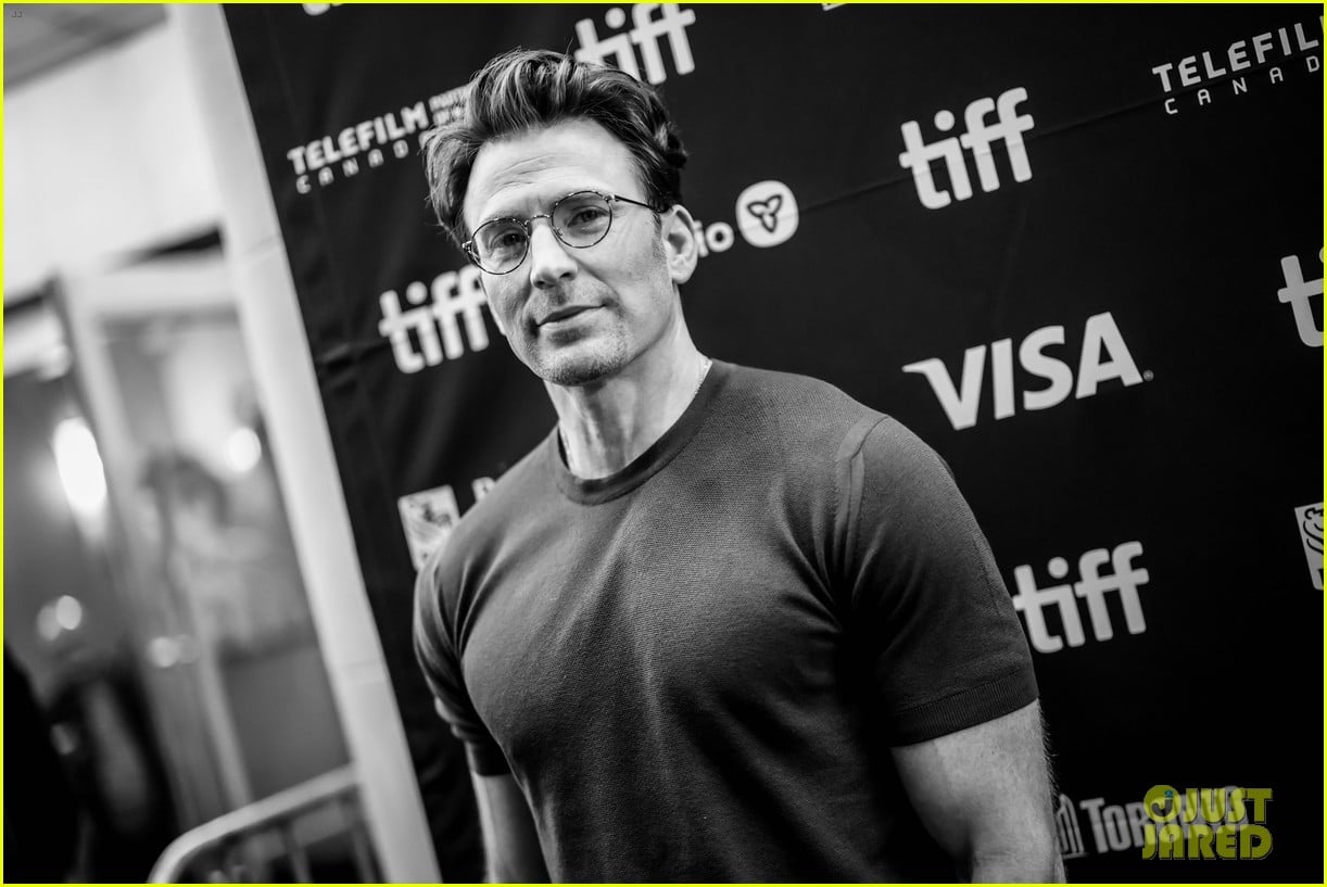 Chris Evans' Extremely Buff Physique Has Marvel Fans Thinking the Same ...