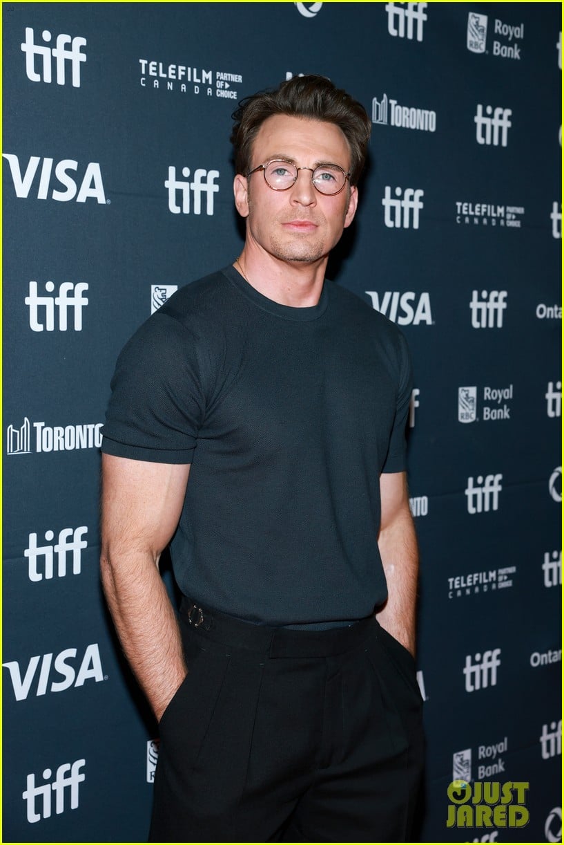 Chris Evans' Extremely Buff Physique Has Marvel Fans Thinking the Same ...