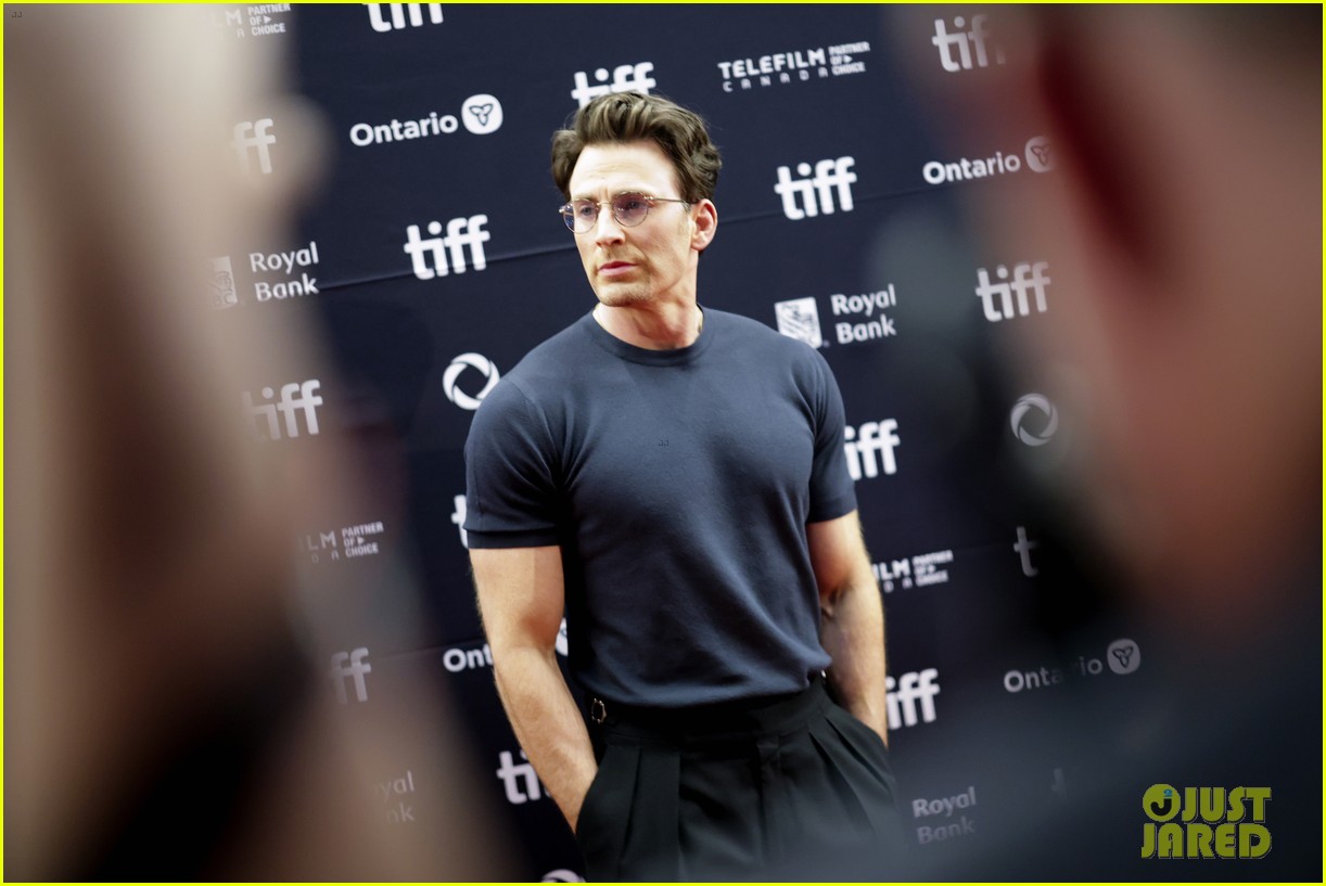 Chris Evans' Extremely Buff Physique Has Marvel Fans Thinking the Same ...